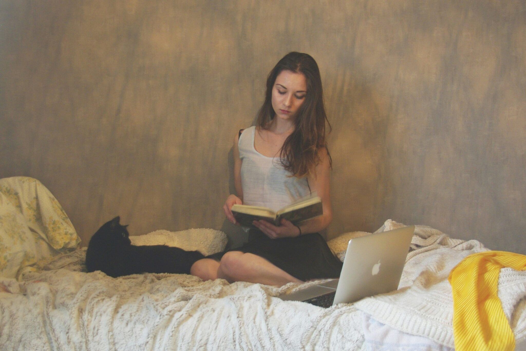 41 Evening Journal Prompts to Reflect and Unwind Before Bed - Sage and ...